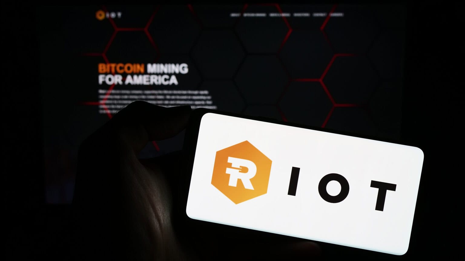 Riot Platforms Offers $950M Buyout for Bitfarms Amid CEO Conflict ...